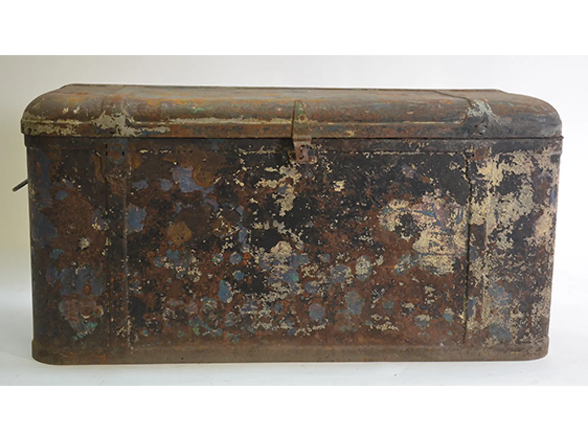 A rustic pressed steel carriage trunk. | Auburn Fall 2016 | RM Sotheby's