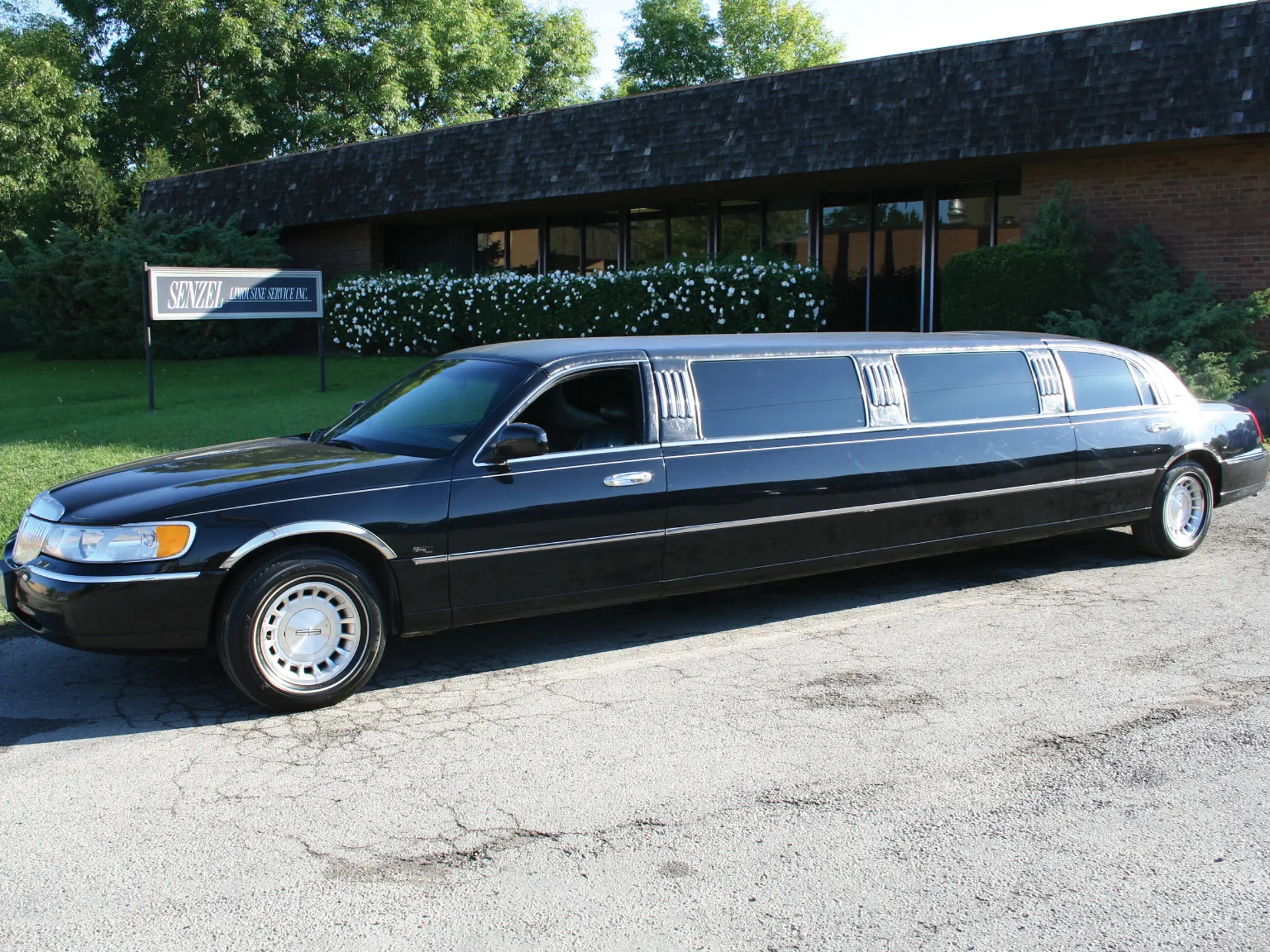 1998 Lincoln 10-Passenger Limousine | Classic Car Auction of Toronto ...