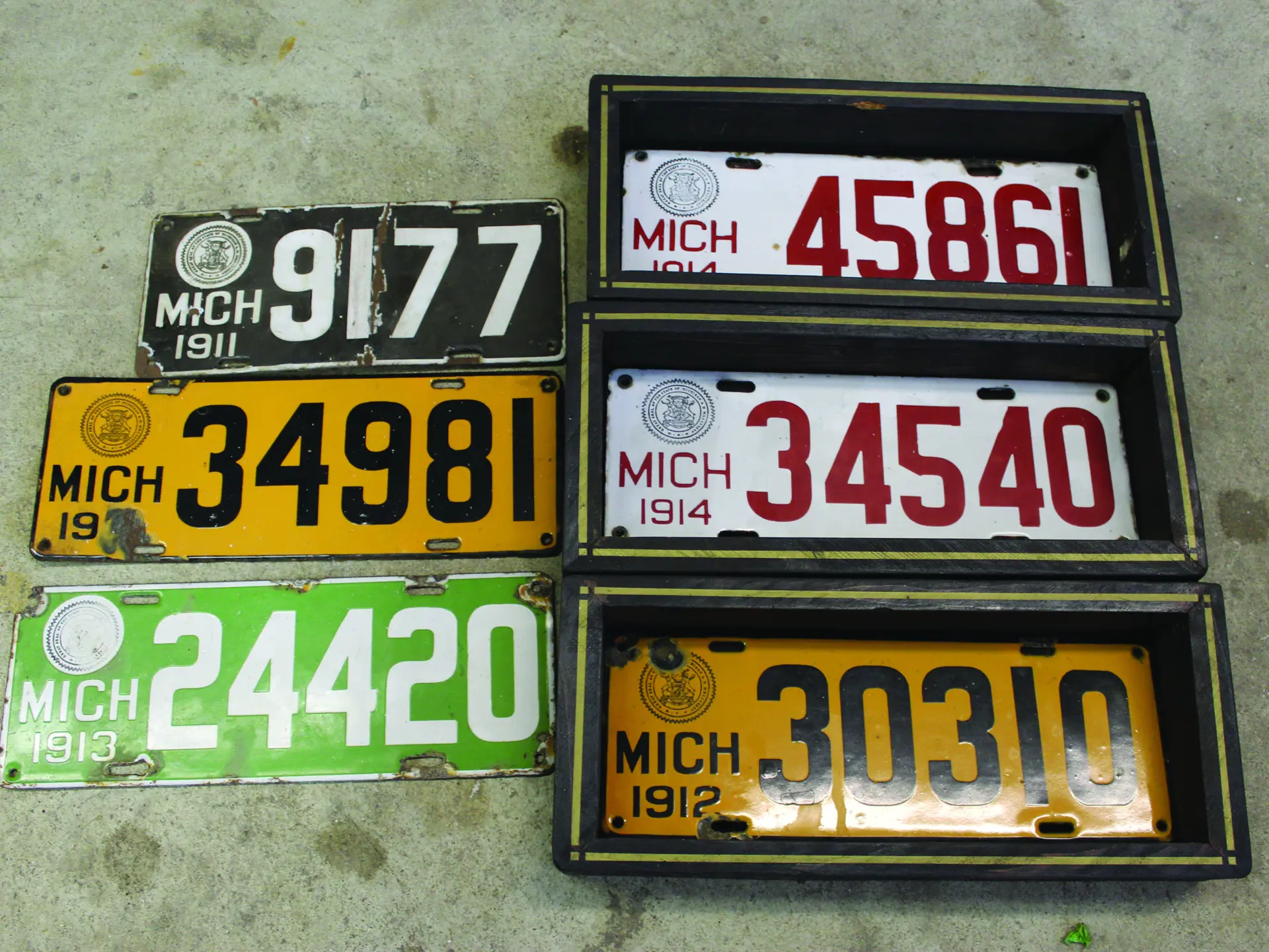 A grouping of early Michigan porcelain license plates | Auburn Fall ...