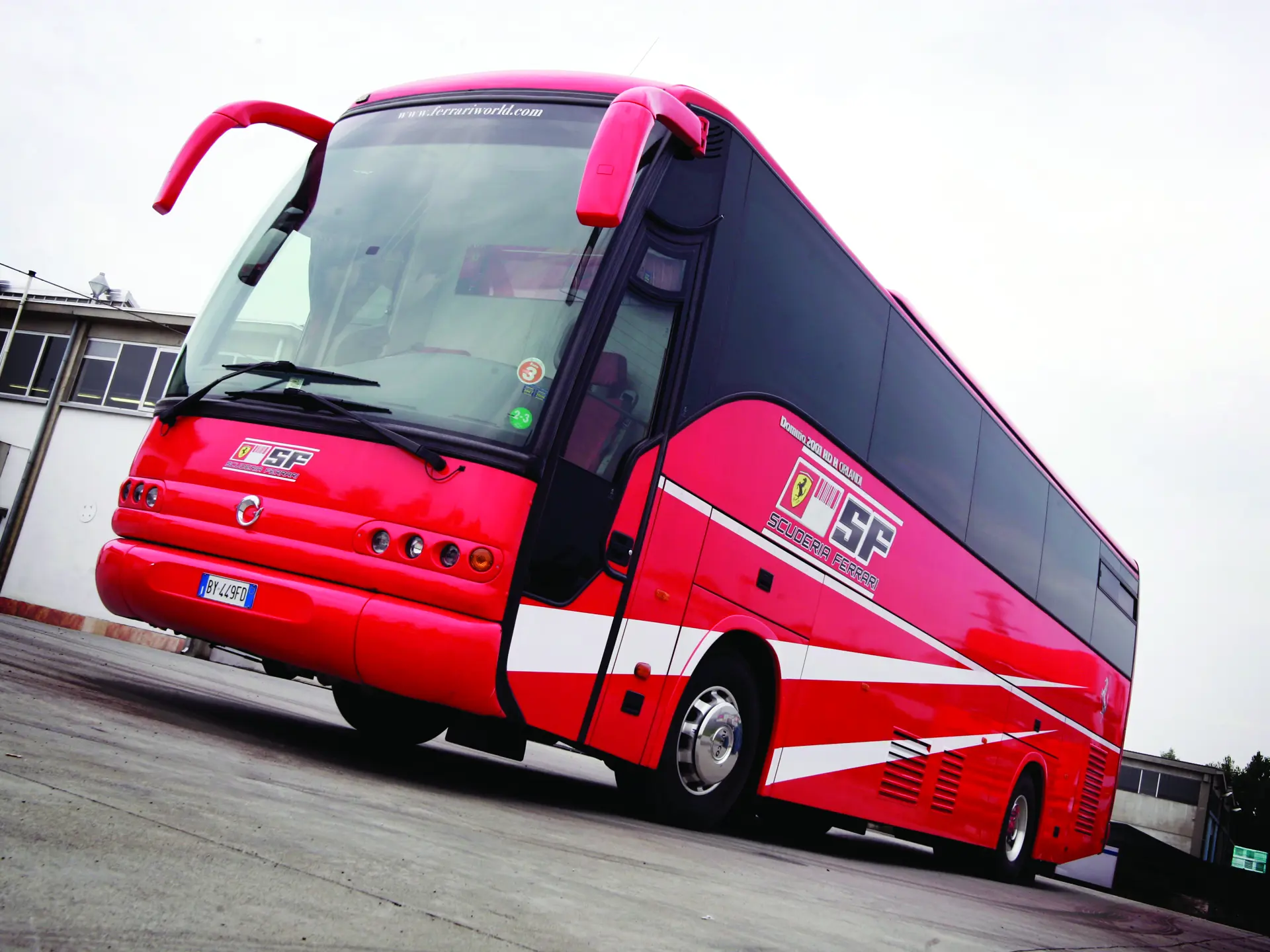 SCUDERIA FERRARI DRIVERS’ MOTORCOACH BY IVECO | Ferrari – Leggenda e ...