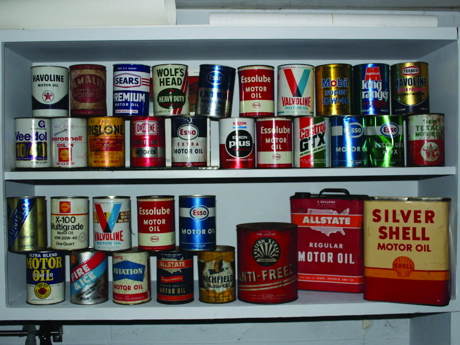 A mixed grouping of various oil cans. | Fort Lauderdale 2017 | RM Sotheby's