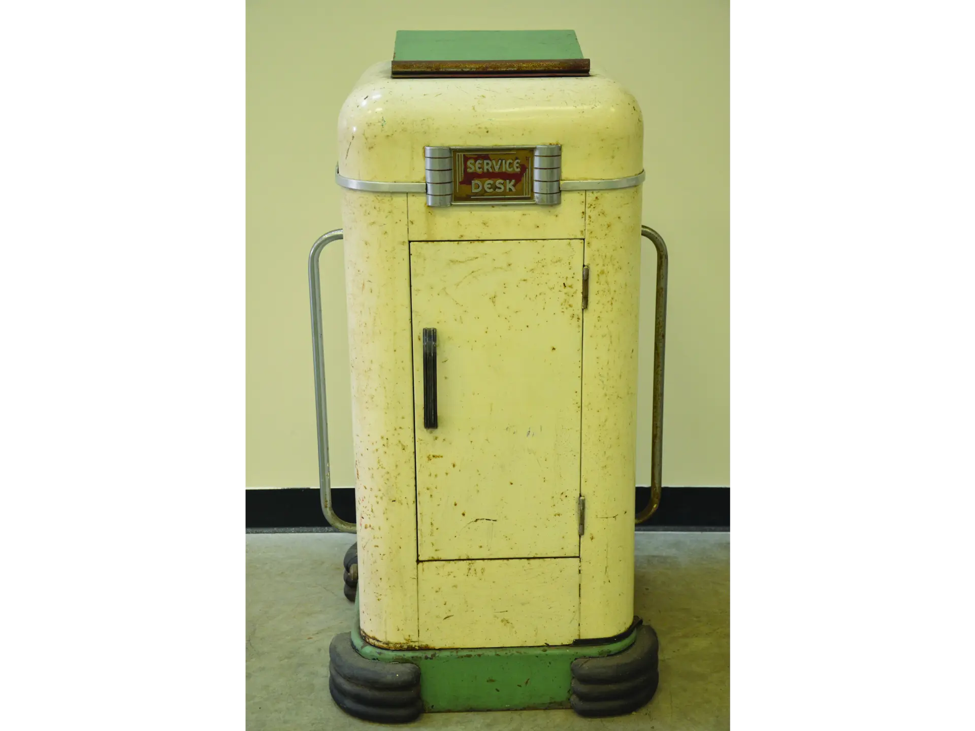 A vintage service station, service desk. | Auburn Fall 2016 | RM Sotheby's