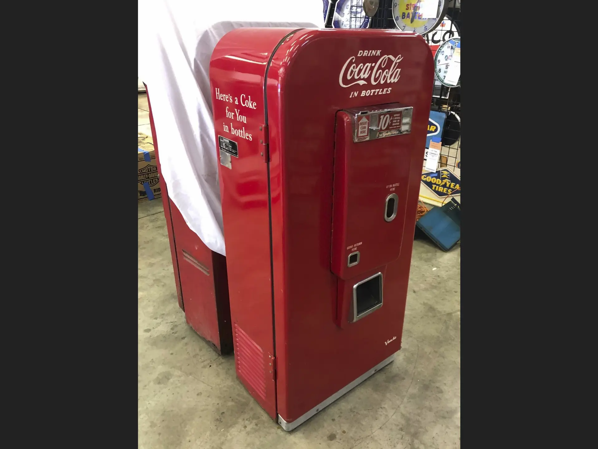Vendor Model 80A Coin-Op Coca-Cola Machine | Auburn Fall 2021 | RM ...