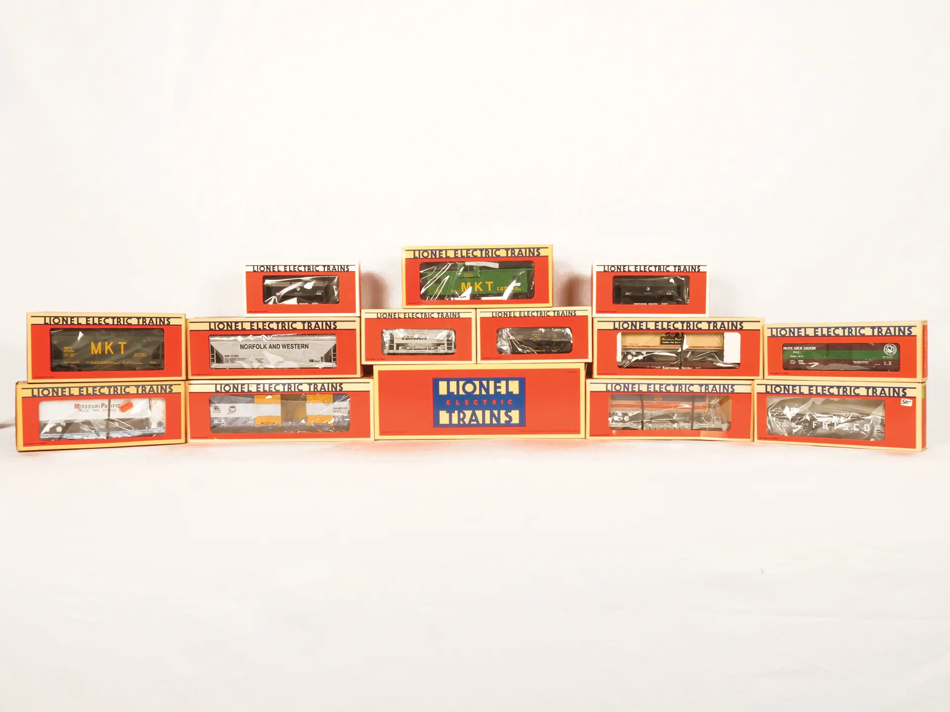 Lionel O Gauge MKT GP-7 Diesel Engine with Twelve Rolling Stock Cars ...