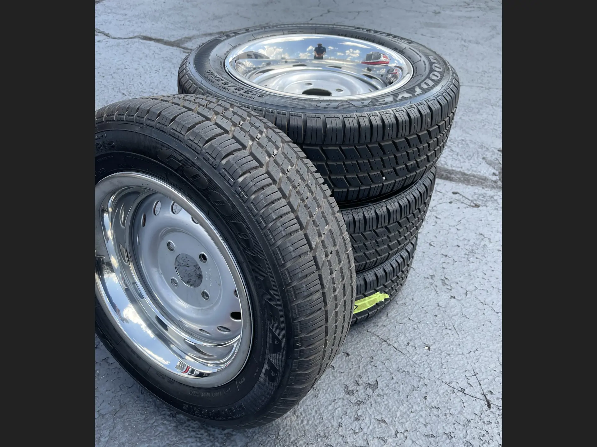 Triumph TR6 15-inch Wheels with 195/65R15 Tires, TR5 Center Caps, and ...