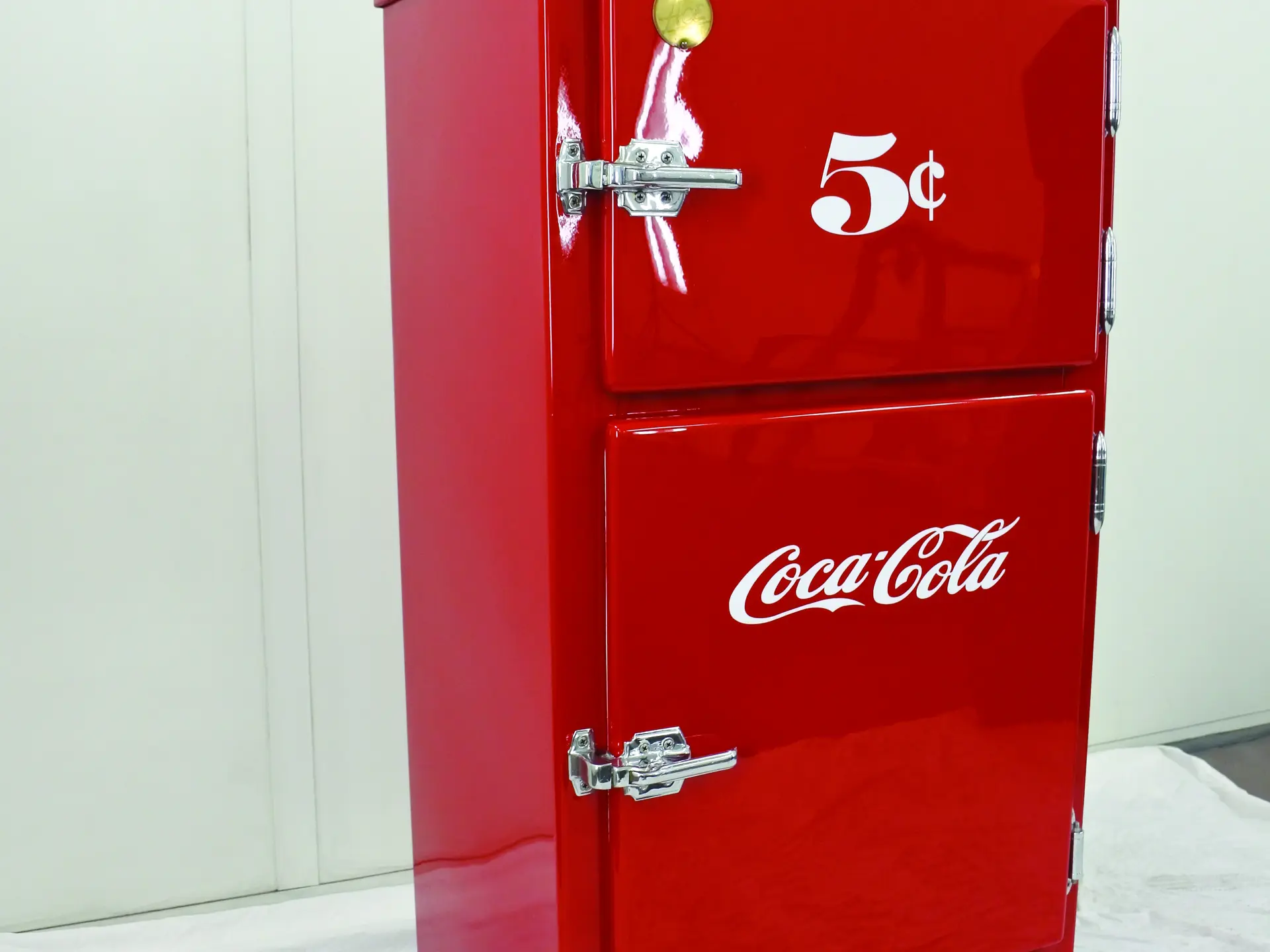 Antique Ace ice box in Coca-Cola branding | Auburn Fall 2017 | RM Sotheby's