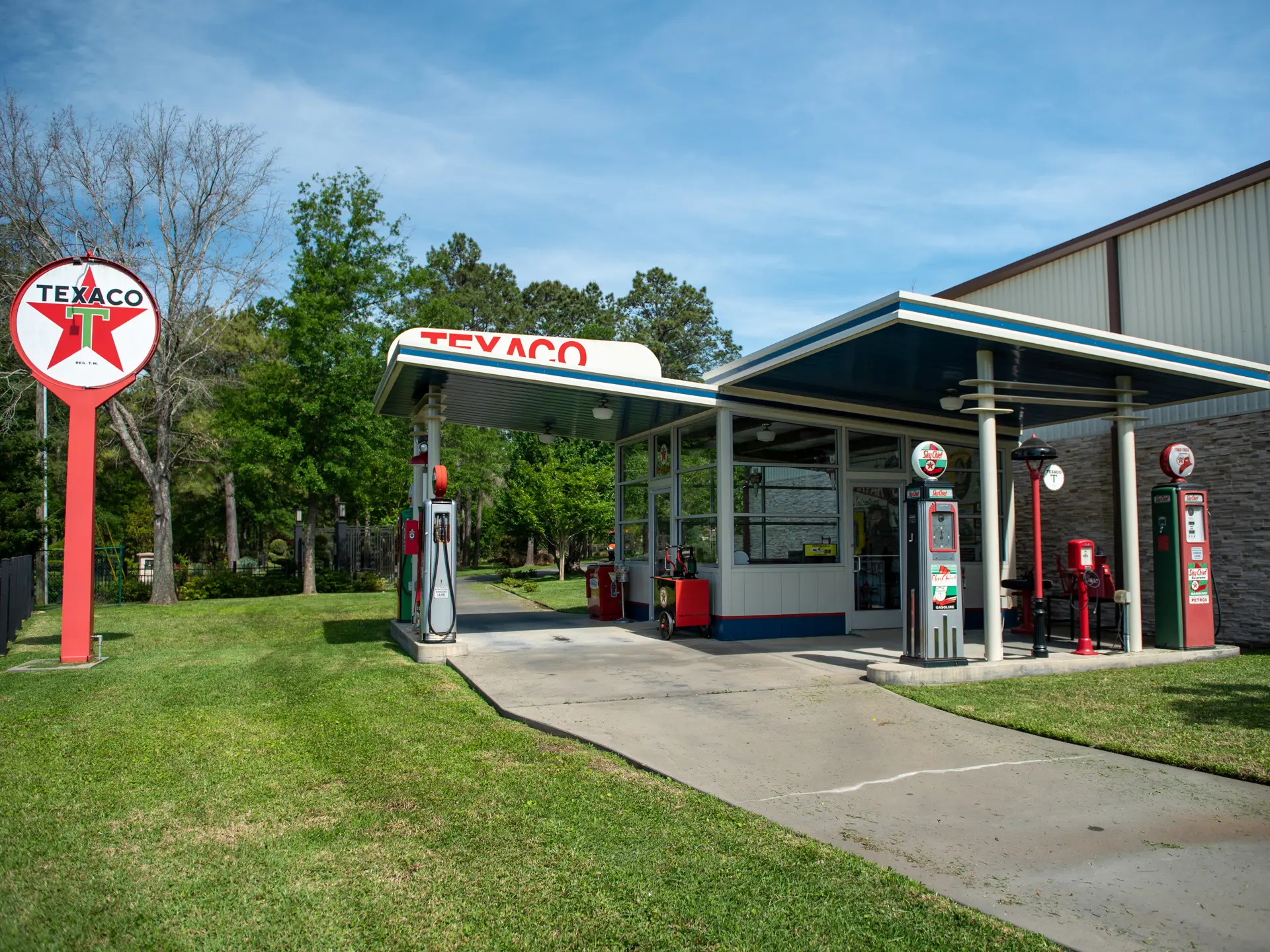 Texaco Service Station and Contents | Gene Ponder Collection | RM Sotheby's