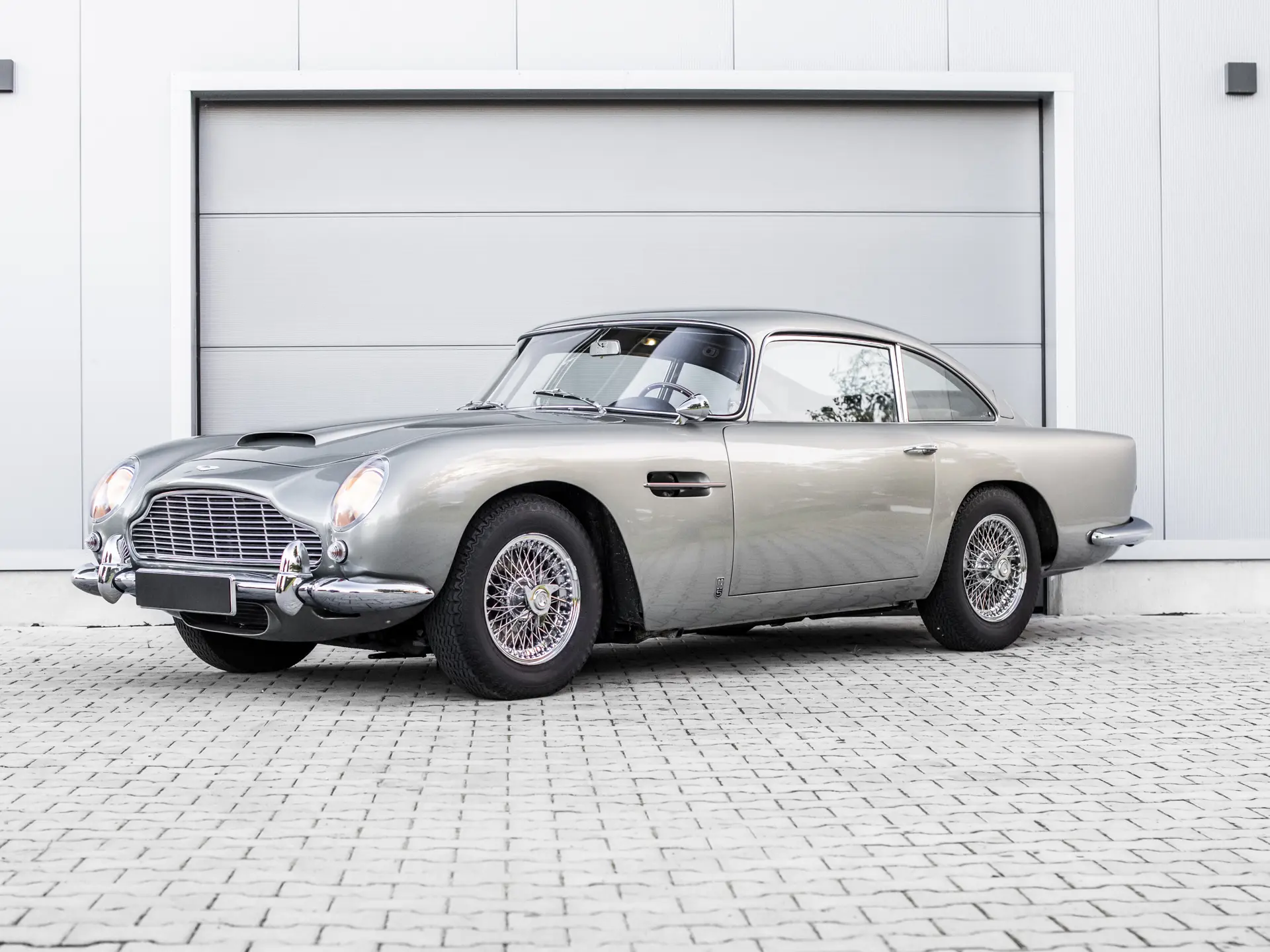 Elegantes Aston Martin Munchen Ebenbild