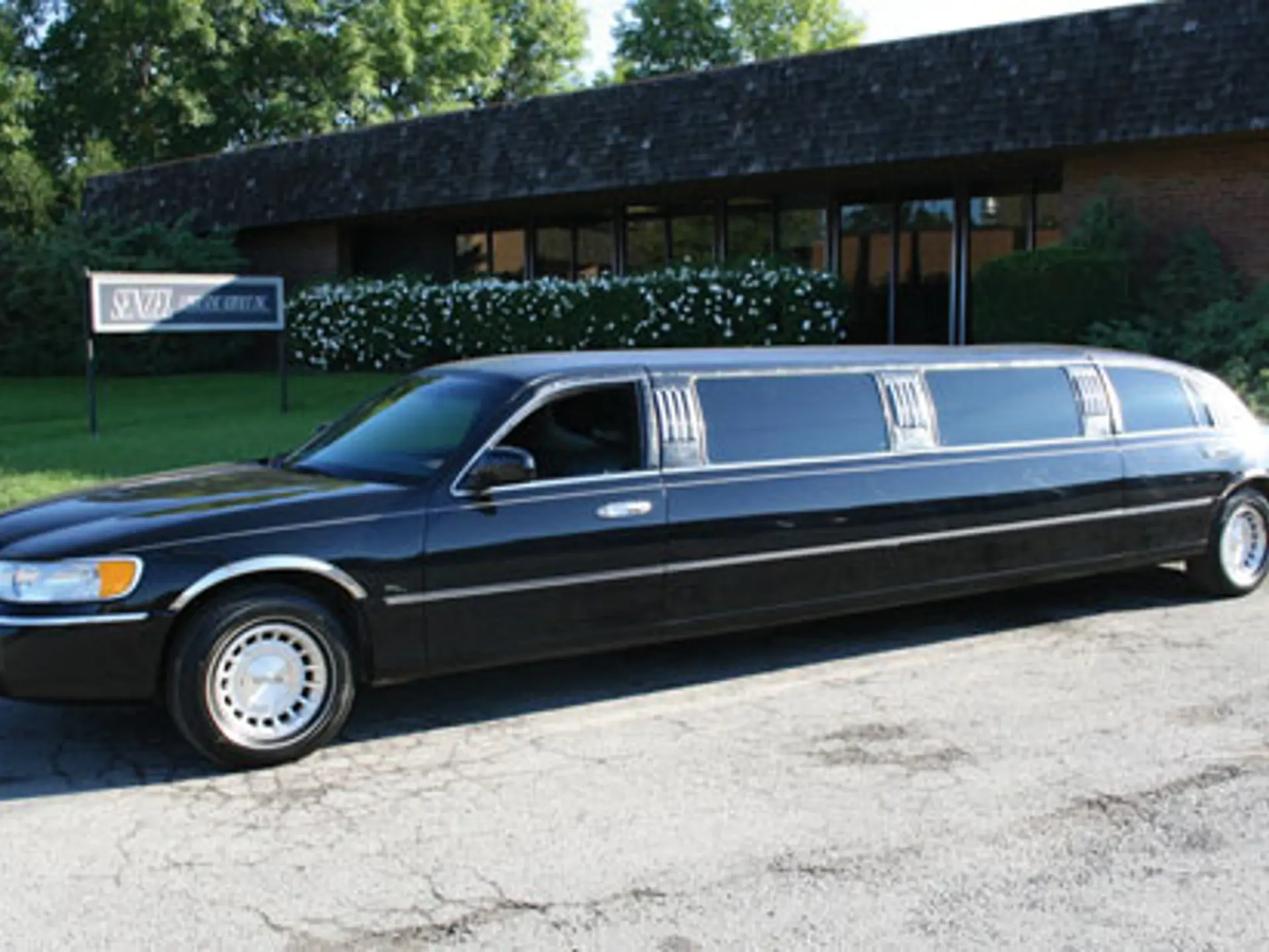 1998 Lincoln 10-Passenger Limousine | Classic Car Auction of Toronto ...
