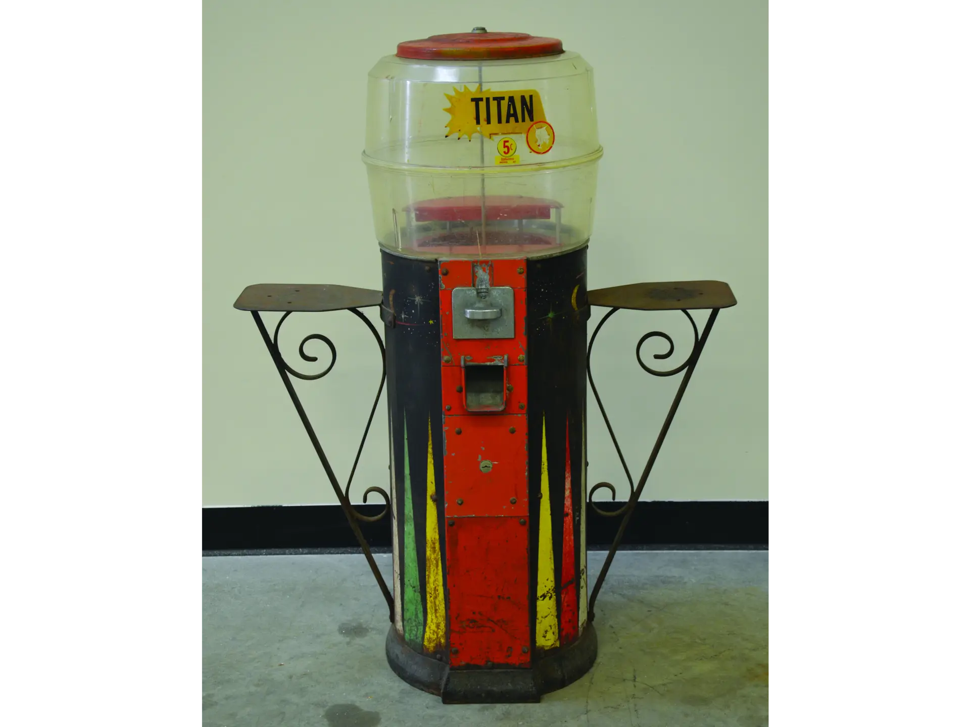 A ‘Titan’ gumball dispenser. | Auburn Fall 2016 | RM Sotheby's