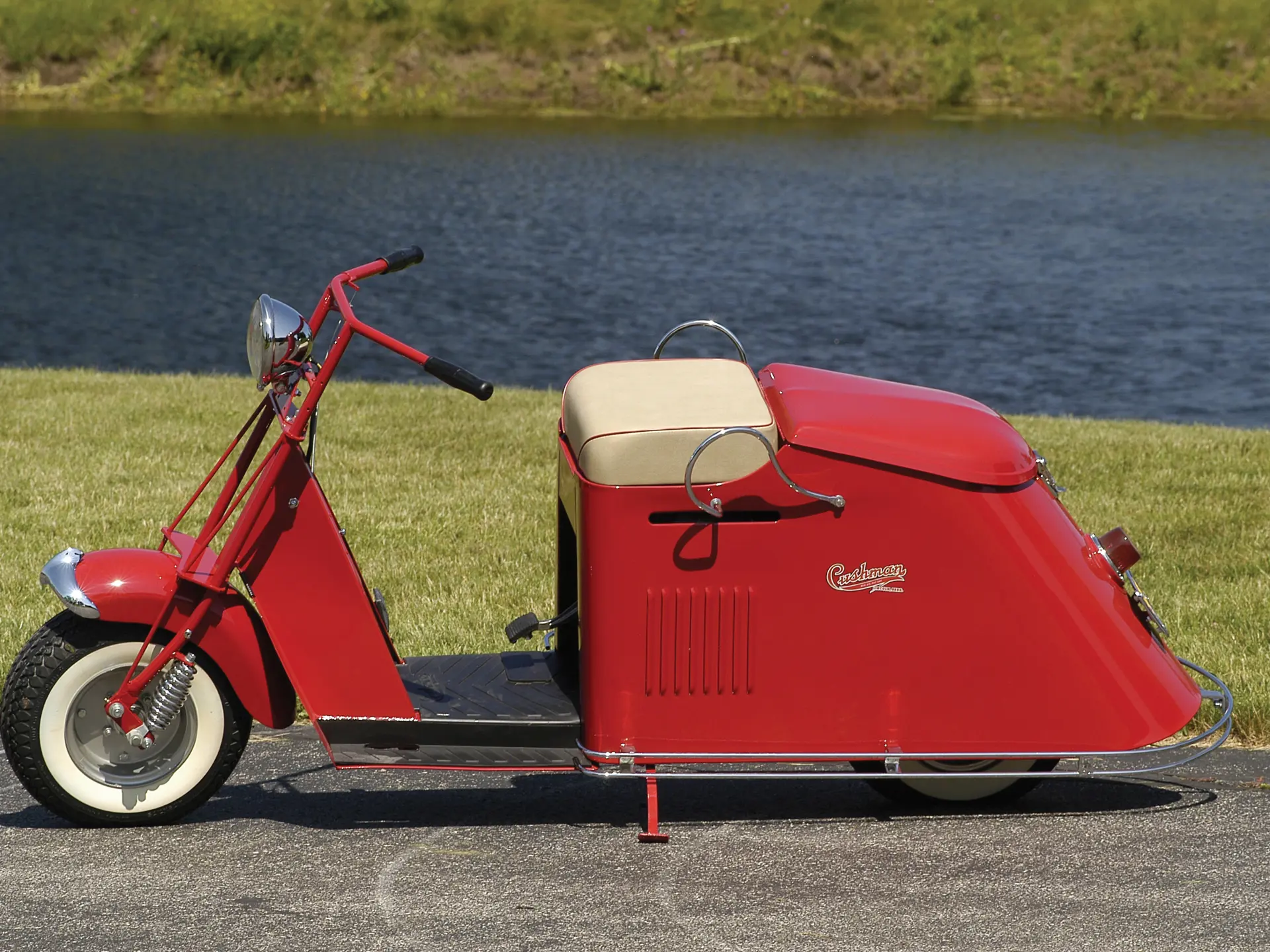 1946 Cushman Pacemaker Scooter | S. Ray Miller Collection | RM Sotheby's