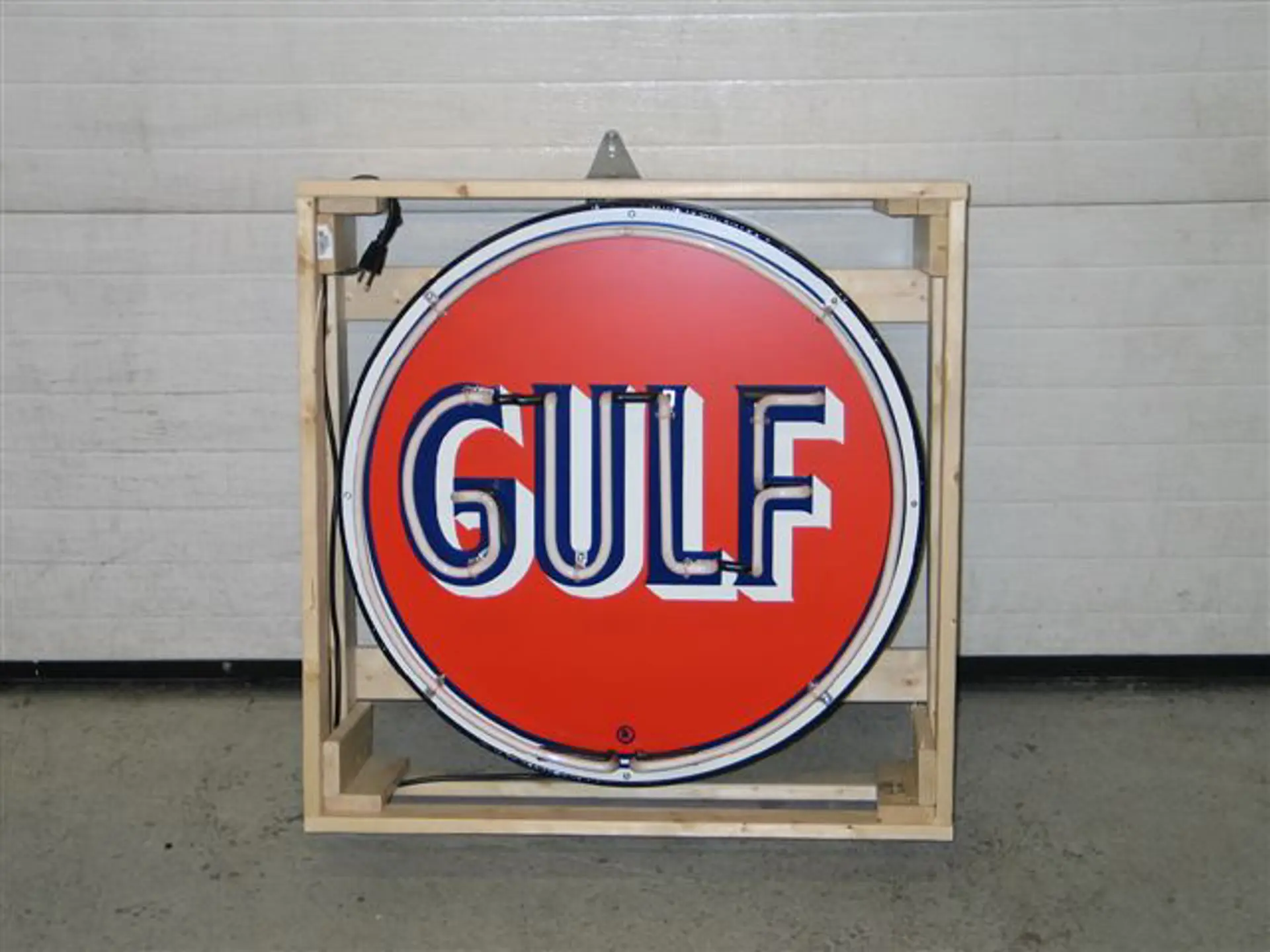 GULF Neon sign. | The Florida Collector Car Auction 2006 | RM Sotheby's