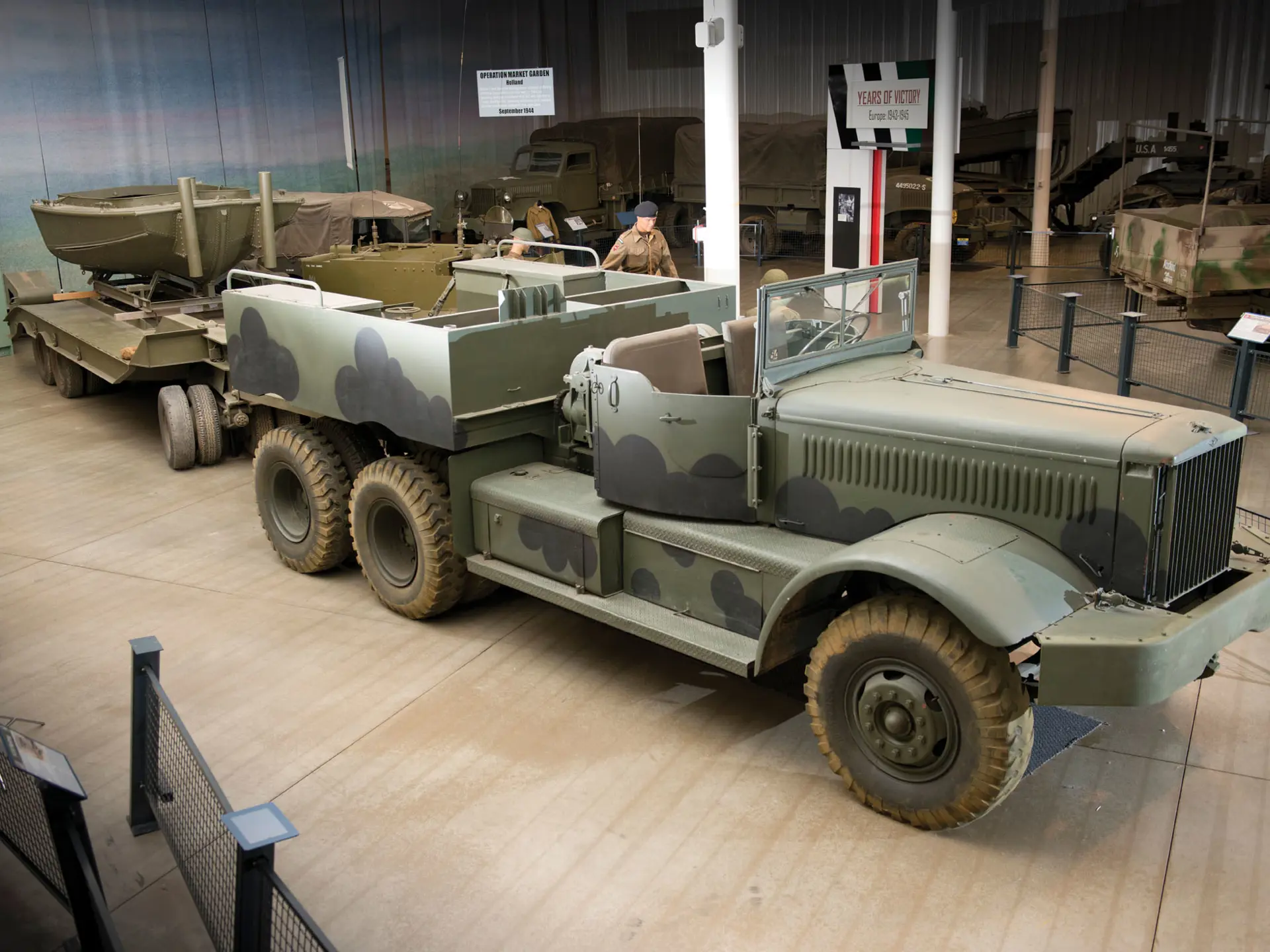 1943 Diamond T M20 12-Ton 4x6 Prime Mover with M9 Tank Transporter ...