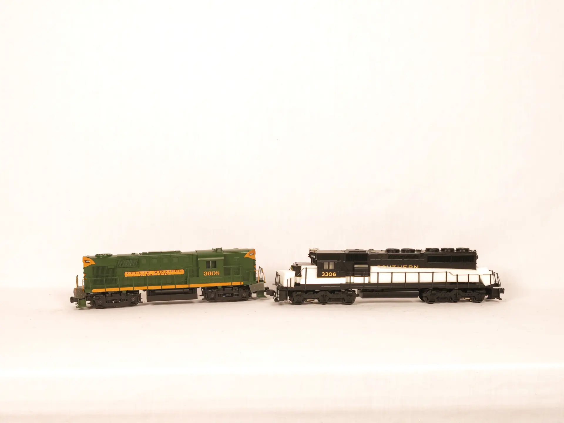 Two Weaver O Gauge Alco RS-11/RSD-12 Diesel Locomotives - 3 Rail w ...