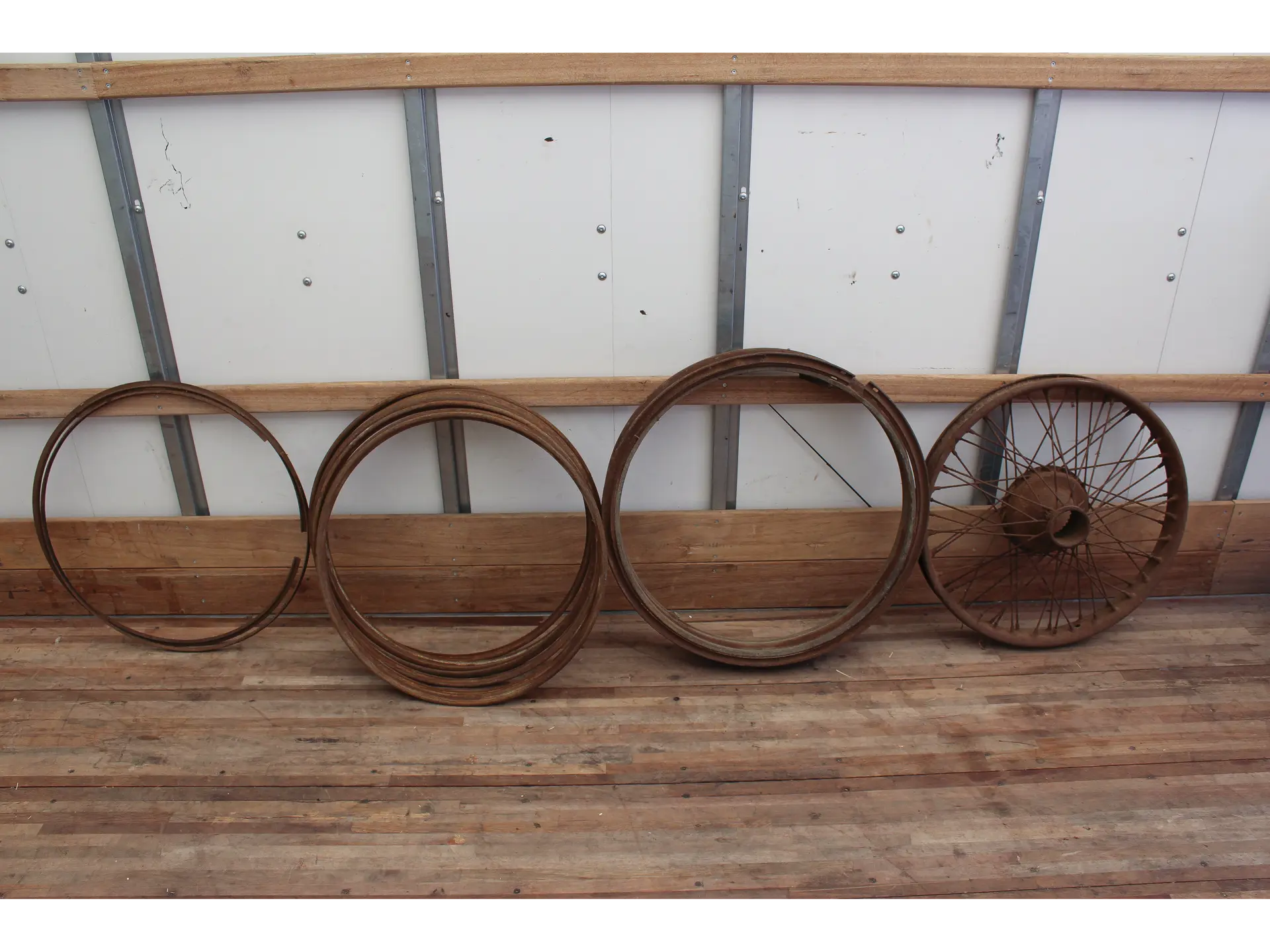 Phelps 25-inch Clincher Wire Wheel with 25 Assorted Lock-Ring Wheels ...